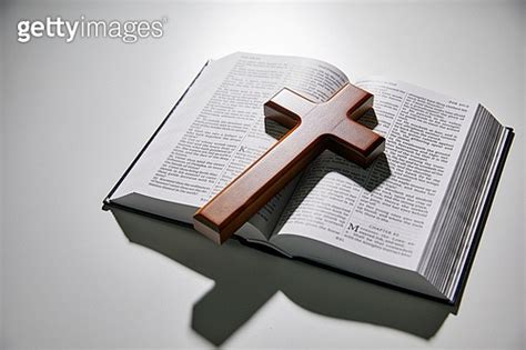 종교 기독교 기도 커뮤니케이션컨셉 찬양 감사 감사기도 평화 성경말씀 기독교용어 회개 성경 성서 천주교 십자가 책 이미지 Jv11985904