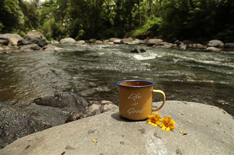 커피 컵에 긍정적 인 메시지 인생은 좋다 강물 흐름 배경의 자연 풍경에 돌 건축자재에 대한 스톡 사진 및 기타 이미지 돌 건축자재 머그 0명 Istock