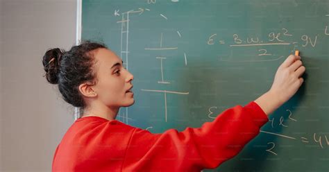 분필로 칠판에 글을 쓰는 여자 사진 Unsplash의 눈동자 이미지