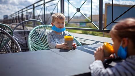 새로운 정상 현실 거리 카페에서 안전 유지 아침 식사를 기다리는 의료 마스크와 아이들 거리에 대한 스톡 사진 및 기타 이미지
