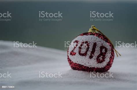 2018 번호와 자연 눈 배경에서 산타 클로스 모자 레드 크리스마스 공 새 해 복 많이 받으세요 2018 개념입니다 공간에 복사