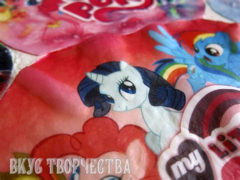 Как вырезать сахарную картинку и приклеить на торт