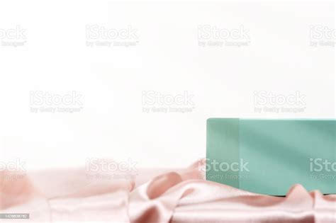 분홍색 실크 새틴 배경에 빈 녹색 받침대 또는 연단 복사 공간 화장품 미용 제품 배치 디스플레이 신제품 프리젠 테이션 쇼케이스
