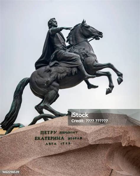 회색 하늘을 배경으로 상원 광장에 있는 피터 대왕 또는 청동 기수 기념비 조각상에 대한 스톡 사진 및 기타 이미지 조각상 0명 기념물 Istock