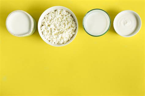 천연 유기농 식품 유제품 우유 사워 크림 코티지 치즈 플랫은 복사 공간이있는 노란색 종이 배경에 누워 있습니다 0명에 대한 스톡 사진 및 기타 이미지 Istock