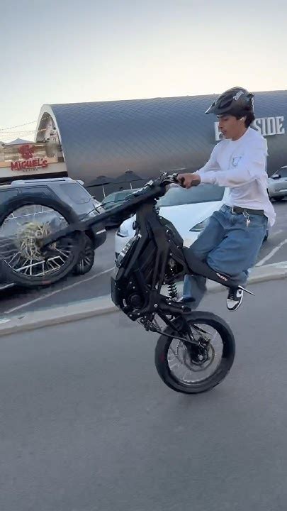 Héctor Buendía Goes Crazy On A Eride Pro Automobile Bikelife