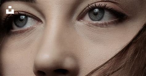 긴 머리를 가진 여자의 얼굴 클로즈업 사진 Unsplash의 무료 피부 이미지