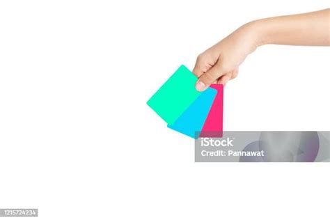 흰색 배경에 고립 된 빈 3 신용 카드를 들고 보여주는 여자 손 신용 카드에 대한 스톡 사진 및 기타 이미지 신용 카드 3가지 개체 카드 여가활동 게임 Istock