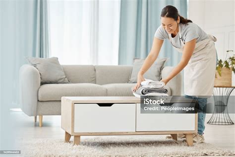 아시아 청소부 또는 수건 세탁물을 가진 여성은 고급 환대 호텔 가정 또는 집 청소 서비스 기관에서 행복하게 일합니다 일본 소녀 하녀 직원 또는 노동자 미소와 부유 한