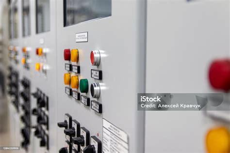 발전소 산업용 전기 스위치 패널 변전소 제어 보안 및 보호 시스템의 전기 변전소 기어 이동 선택적 초점 0명에 대한 스톡 사진