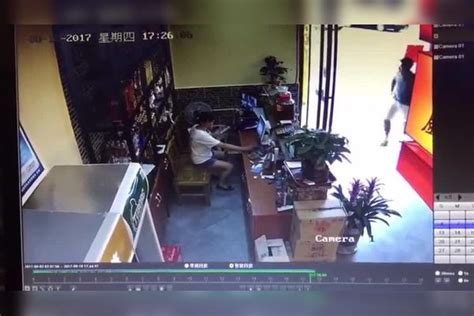 监控拍下：大哥看狗拔腿就跑，遇到这玩意我也是腿脚发软 拔腿就跑 玩意 腿脚