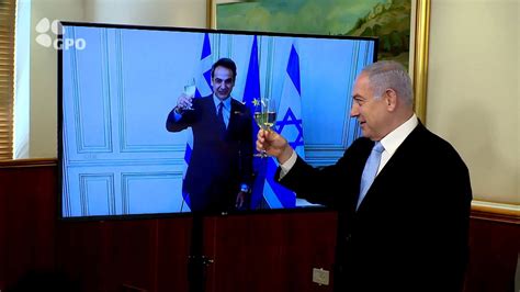 ‫ראש ממשלת ישראל רהמ נתניהו קיים הרמת כוסית וירטואלית וחגיגית עם ראש ממשלת יוון מיצוטקיס