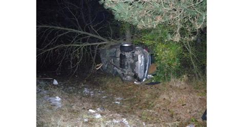 Младеж излетя с колата си в дере