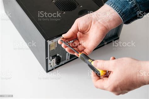 기술자는 문제 진단 및 수리를 위한 드라이버로 컴퓨터를 분해 Diy에 대한 스톡 사진 및 기타 이미지 Diy 데스크탑 컴퓨터 Cpu Istock