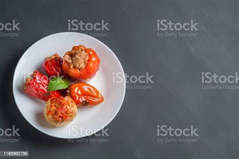 박제 된 후추의 일부 민트는 둥근 흰색 세라믹 플레이트와 어두운 콘크리트 테이블에 놓여 있습니다 공간을 복사합니다 맨 위 보기 0명에 대한 스톡 사진 및 기타 이미지