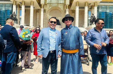 Б Баатархүүд Монгол улсын гавьяат жүжигчин цол тэмдэг хүртлээ Tac Mn