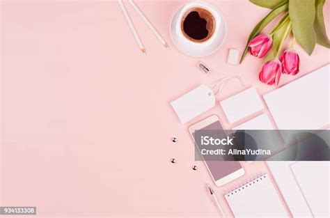 파스텔 소프트 핑크 배경 복사 공간에 빈 흰색 편지지 전화 커피 컵 꽃 튤립 세련 된 작업 공간 디자인에 대 한 템플릿입니다 0명에 대한 스톡 사진 및 기타 이미지 Istock
