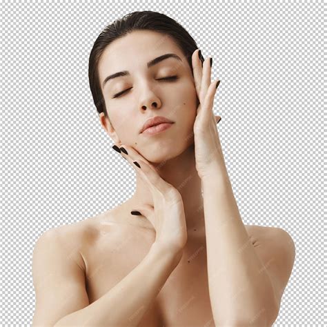 Красивая чувственная женщина стоит голая с закрытыми глазами нежно касаясь лица чтобы наносить