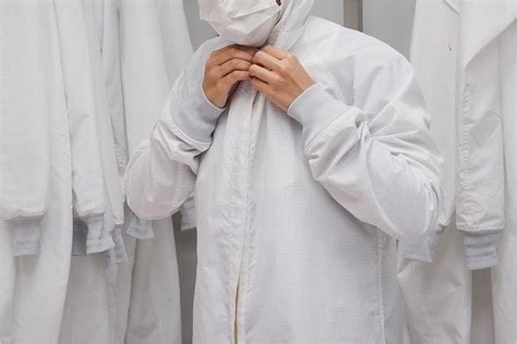 Smock ชุดที่ใช้ในห้องคลีนรูม ตัวช่วยป้องกันฝุ่นและไฟฟ้าสถิต