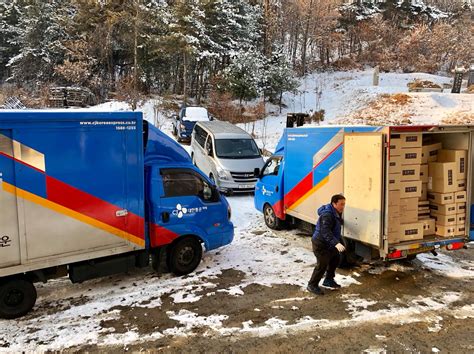 큐이디 Qed Co 이 시즌이 되면 전 직원이 모두 함께 하루종일 택배작업을 합니다 개별택배만