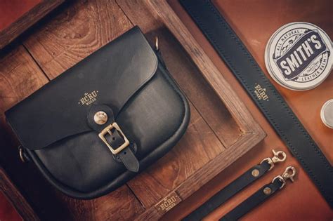 ထိုင်းနိုင်ငံ ချင်းမိုင်မြို့ရှိ ရေပြာအိုင် ပင်ကိုအရောင်ကိုကစိမ်းပြာပြီး တောင်တောကြား ကျောက်ဆောင