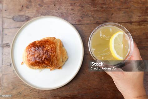 크로와상 프랑스 크로와상 또는 프랑스 빵 또는 빵과 레논 주스 과일 주스에 대한 스톡 사진 및 기타 이미지 과일 주스 꿀 나름 Istock