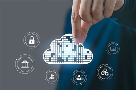 디지털 기술 데이터 보안 및 클라우드 컴퓨팅 혁신을 나타내는 구름 기호와 상호 작용하는 손입니다 해결책에 대한 스톡 사진 및 기타 이미지 Istock