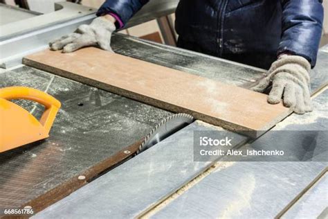목수 작업장에서 가구를 만들기 위해 톱 머신을 사용하는 노동자 가구에 대한 스톡 사진 및 기타 이미지 가구 건설 기계류 건설 산업 Istock