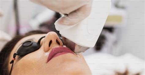 얼굴 피부 제모 치료를 받는 젊은 아름다운 여성 현대 바디 케어 및 화장품 개념입니다 사진 Unsplash의 세르비아 이미지