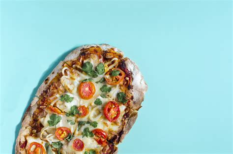 코피 공간의 컬러 배경 상단 보기에 신선한 핀사 핀사 홈 요리 피자 페이스트리 0명에 대한 스톡 사진 및 기타 이미지 0명 고기 달걀 Istock