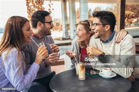 재미 있는 커피 함께 네 친구의 그룹 두 여자와 두 남자 이야기 웃으면서 그들의 시간을 즐기고 카페에서 20 29세에 대한 스톡