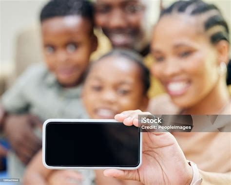 알아볼 수 없는 가족이 집에서 소파에 함께 앉아 핸드폰으로 셀카를 찍는 장면 2 3 살에 대한 스톡 사진 및 기타 이미지 2 3 살 25 29세 35 39세 Istock
