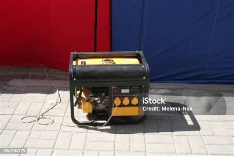 노점 근처 거리에 노란색으로 전기를 공급하는 자율 휴대용 디젤 발전기 발전기에 대한 스톡 사진 및 기타 이미지 발전기 가솔린 활력 Istock