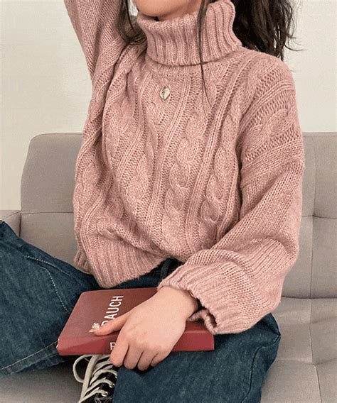 로맨틱한 꽈배기 케이블 터틀넥 폴라 루즈핏 니트 에이블리