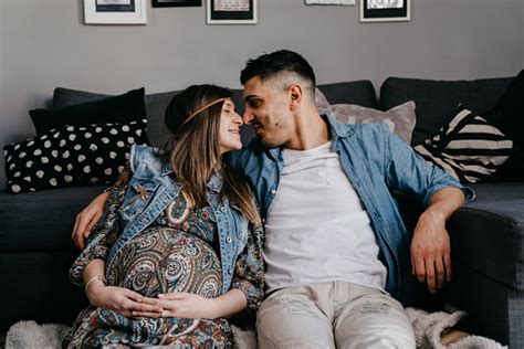 밀레니엄 임신 한 부부는 거실에 누워 함께 시간을 보내고 임신에 대한 스톡 사진 및 기타 이미지 임신 코 양 부모 Istock