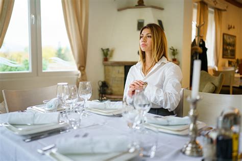 레스토랑에서 기다리는 한 여성 백인 비즈니스 여성 기업가 관리자 현대 라이프 스타일 개념 개념에 대한 스톡 사진 및 기타 이미지 개념 경영자 기업가 Istock