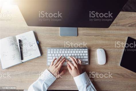 사무실 직장에서 컴퓨터의 키보드를 사용하여 일하는 비즈니스 여성 손의 클로즈업 검은색에 대한 스톡 사진 및 기타 이미지 검은색 기업 문화 남자 사업가 Istock