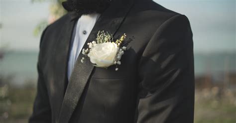 검은 넥타이 격식 있는 결혼 결혼식 날 고상한 관계 꽃 남자 로맨스 배경 복장 부토니에르 사람 사랑 수트 스타일 신랑 신부 신부의 애정