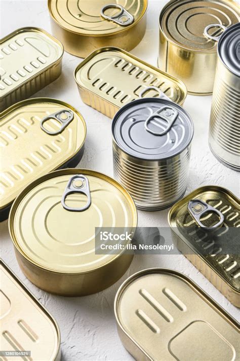 다양한 폐쇄 통조림 식품 생선 과일 야채 고기 수프 모양의 다른 유형의 상단 보기 흰색 질감 배경 닫혀 측면 보기 0명에 대한 스톡 사진 및 기타 이미지 Istock