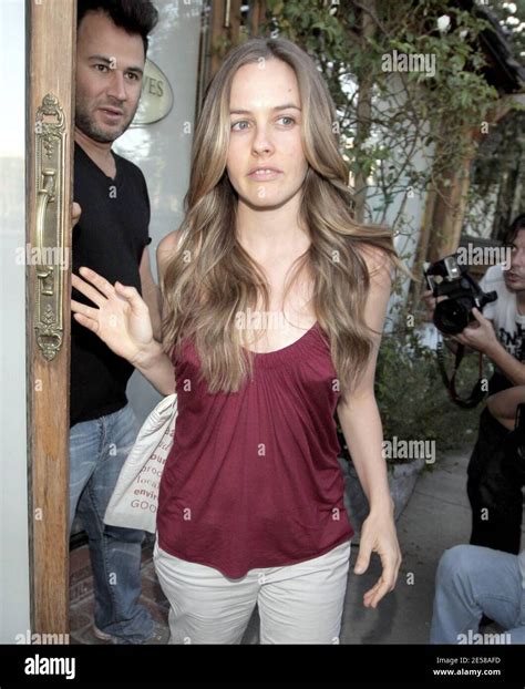 Alicia Silverstone Sans Makeup Pays A Visit To Ken Paves Hair Salon