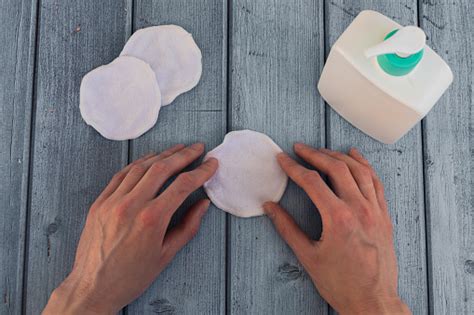 메이크업 리무버를 위해 재사용 가능한 면봉을 가진 여자의 손 화장품 얼굴 청소 제품을위한 디스펜서가있는 흰색 병 환경 친화적 인 플라스틱 무료 라이프 스타일 유기 지속