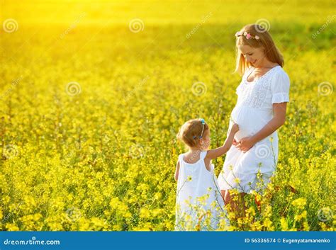 Famiglia Felice Madre Incinta E Bambino Della Figlia Piccolo Nel Riassunto Fotografia Stock