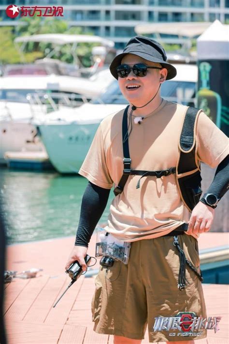 臂力驚人！極挑「大魔王」黃景瑜單手抱起岳雲鵬 每日頭條
