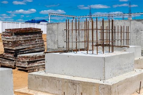 주거용 건물 건설을 위한 모놀리식 철근 콘크리트 기초 건설 현장의 그릴 기초가 있는 건설 구덩이 프리미엄 사진