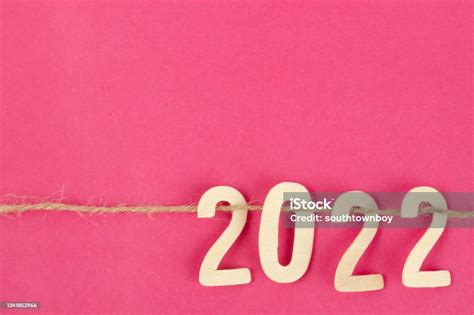나무 번호 2022 및 텍스트 또는 메시지에 대한 복사 공간이분홍색 배경에 밧줄 12월 31일에 대한 스톡 사진 및 기타 이미지 12월 31일 밧줄 액자 Istock