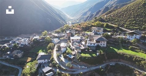 호수 옆 언덕 위의 마을 사진 Unsplash의 무료 데켄 이미지