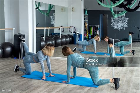 피 묻은 두 명의 젊은 여성 트레이너가 건강을 위해 운동을 수행하는 홀에서 훈련합니다 가냘픈에 대한 스톡 사진 및 기타 이미지 가냘픈 강사 건강한 생활방식 Istock