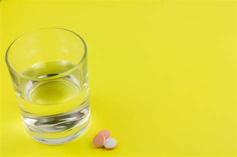 3 더블 노란 종이의 바탕에 투명 한 유리에 물 근처 전체 약 색상 0명에 대한 스톡 사진 및 기타 이미지 0명 3가지