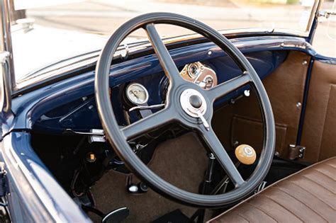 포드 1927 년 복고풍 컨버터블 자동차 포드 A 포드의 클래식 자동차 컨버터블 야외 자동차 쇼에 주차 된 복고풍 자동차 내부 전망 0명에 대한 스톡 사진 및 기타 이미지