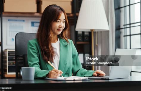 Mba 신입 졸업생 경력 없음 직업 및 경력 기회 자세한 직업 요구 사항 보상 기간 고용주 이력을 볼 수 있는 원격 온라인 작업으로 귀여운 아시아 한국 비즈니스 여성 20